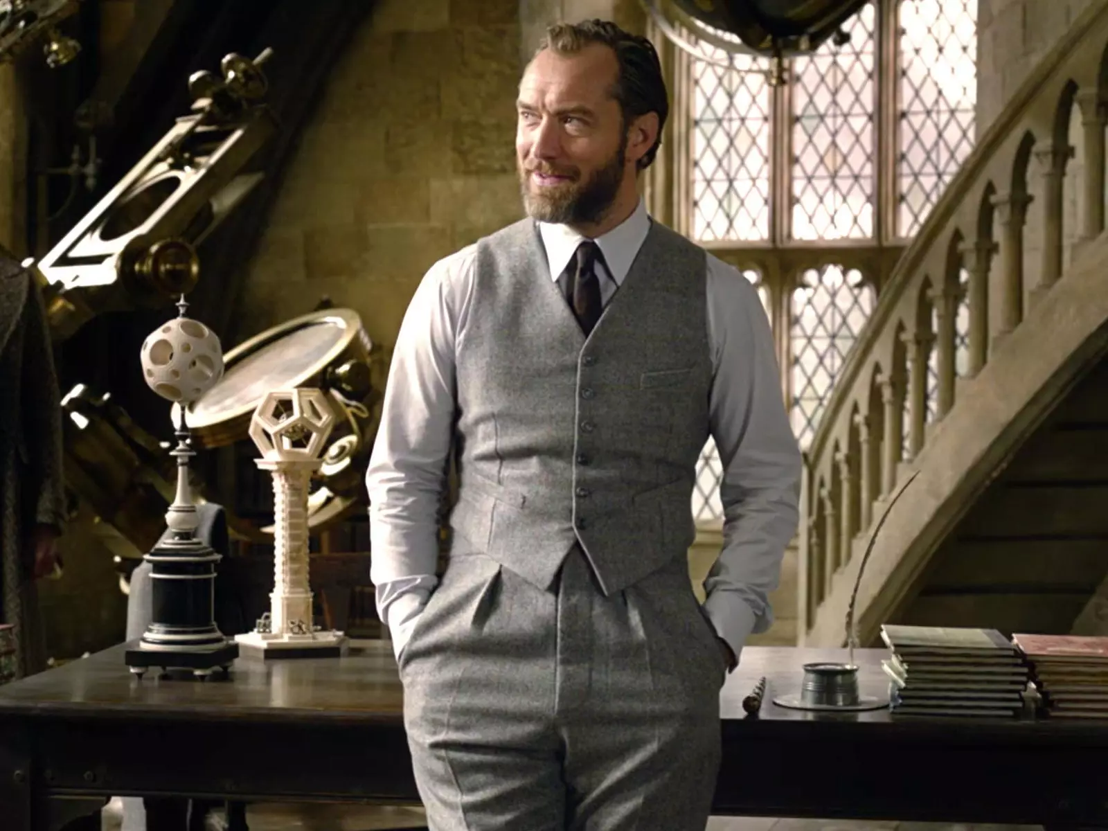 Jude Law yn 'Fantastic Beasts'.