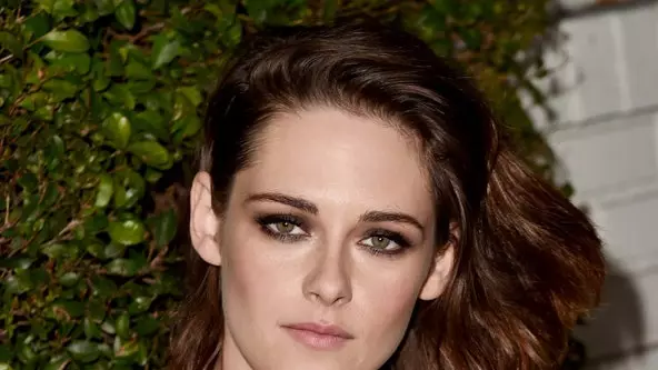 Sut y gwnaeth Kristen Stewart sefyll i fyny (ac ennill) gormes enwogrwydd