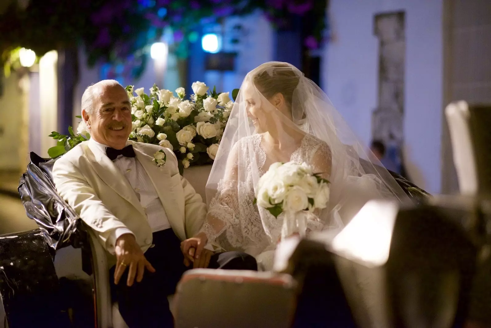 Laura Pastrana an ihrem Hochzeitstag in einem Rosa Clar-Design mit ihrem Vater, dem kolumbianischen Präsidenten Andrs Pastrana.