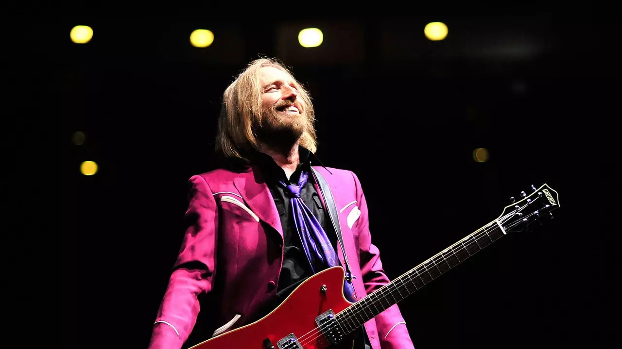 Die verborge huldeblyk aan Tom Petty: 100 hoofstukke van 'n reeks getiteld met sy liedjies