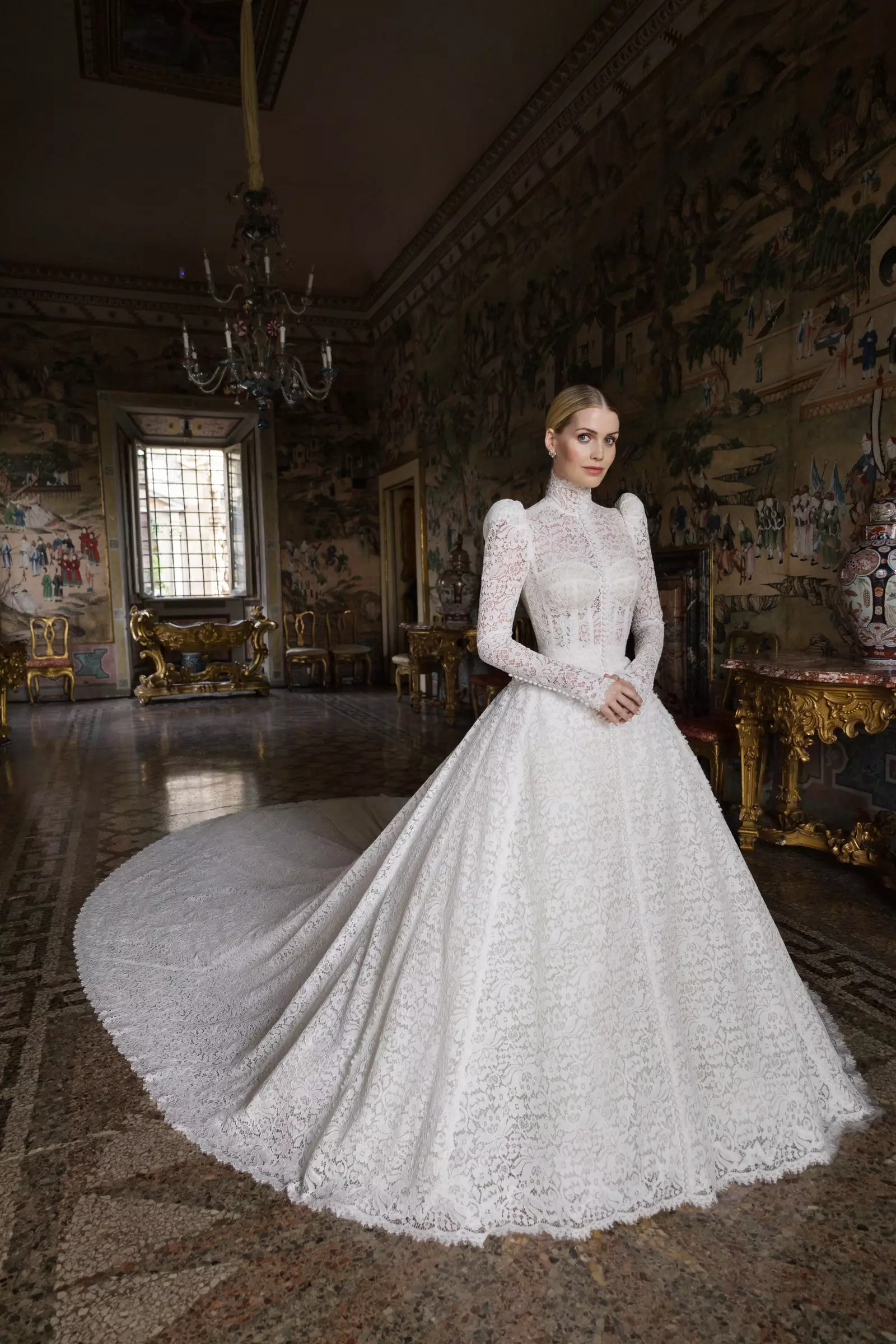 Lady Kitty Spencer nganggo gaun pengantin DolceampGabbana.