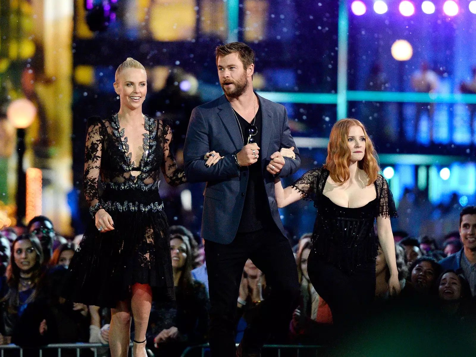 Charlize Theron Chris Hemsworth és Jessica Chastain az MTV Movie TV Awards díjátadón 2016-ban.