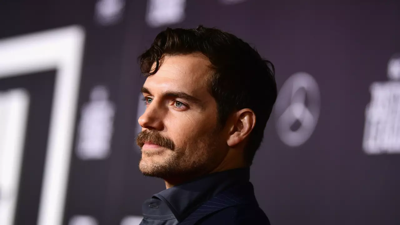 Henry Cavill undskylder for at have udtalt, at han ikke længere flirter med kvinder, fordi han er bange for at blive anklaget for