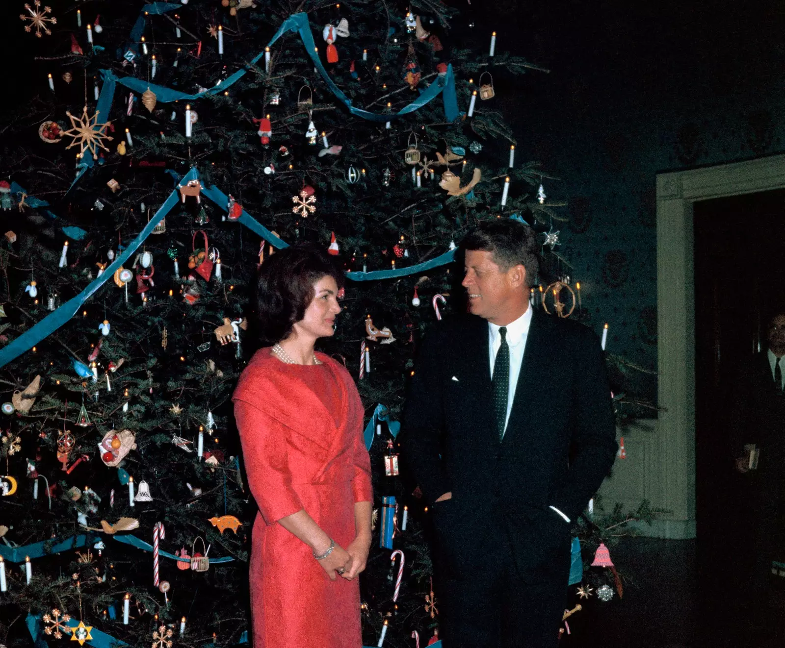 Jackie ma John Kennedy i le la Kerisimasi muamua i le White House.