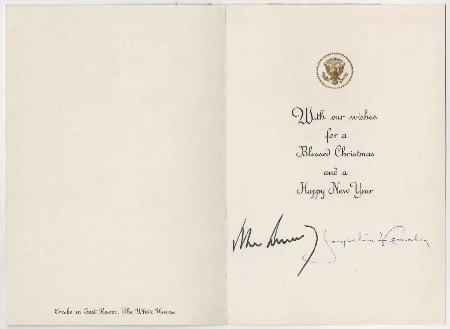 Di dalam kartu pos yang tidak pernah dikirim oleh keluarga Kennedy.