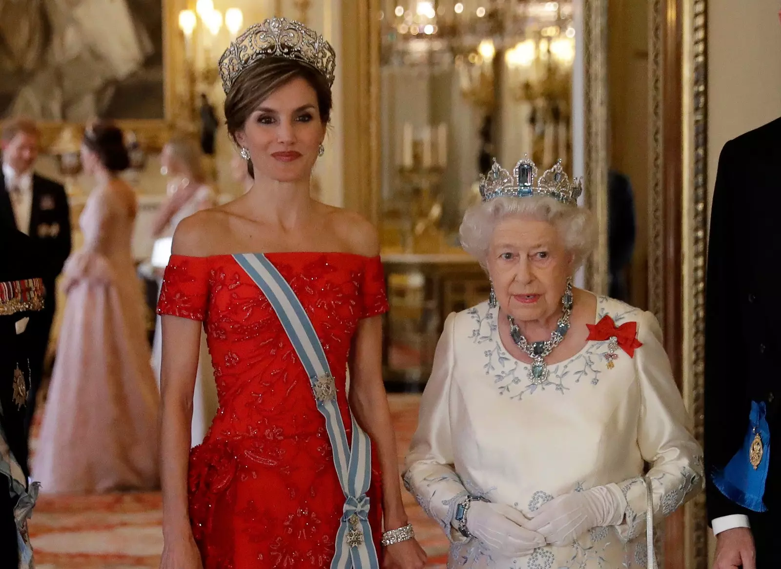 Ratu Letizia nalika ngunjungi Ratu Elizabeth II ing Buckingham.