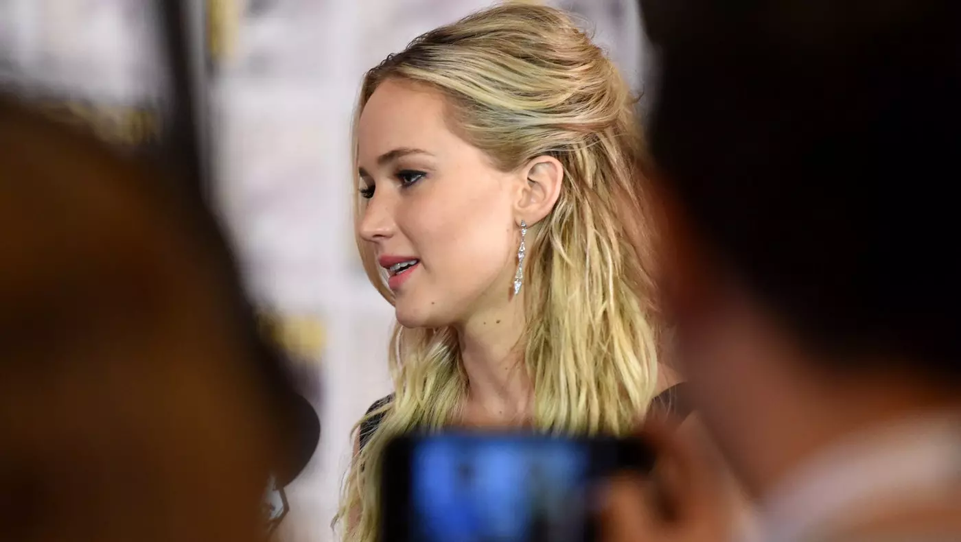 ថែរក្សា Jennifer Lawrence ។ តែងតែមាននរណាម្នាក់មើល។