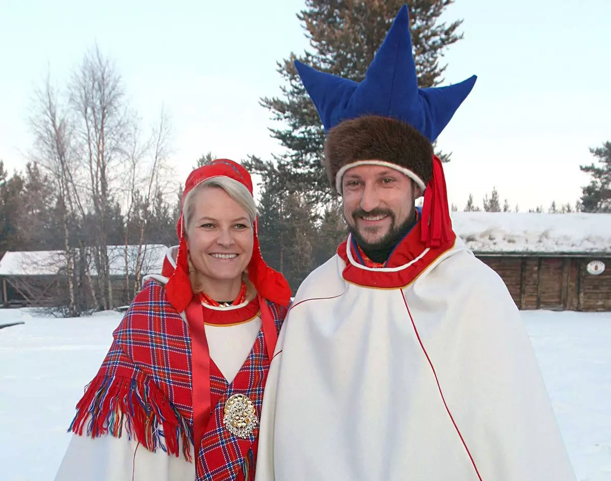 I principi Haakon e MetteMarit di Norvegia durante una delle loro visite a Karasjok.