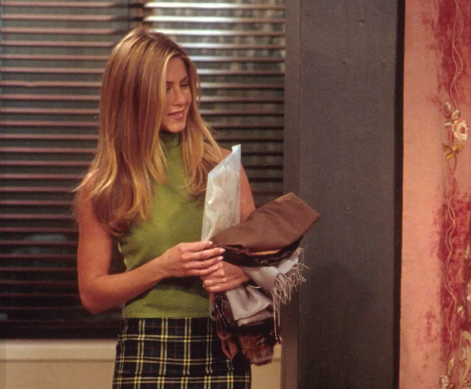 Ricordi i fantastici 'look' di Rachel Green quando lavorava da Ralph Lauren? ora puoi averli 6214_1