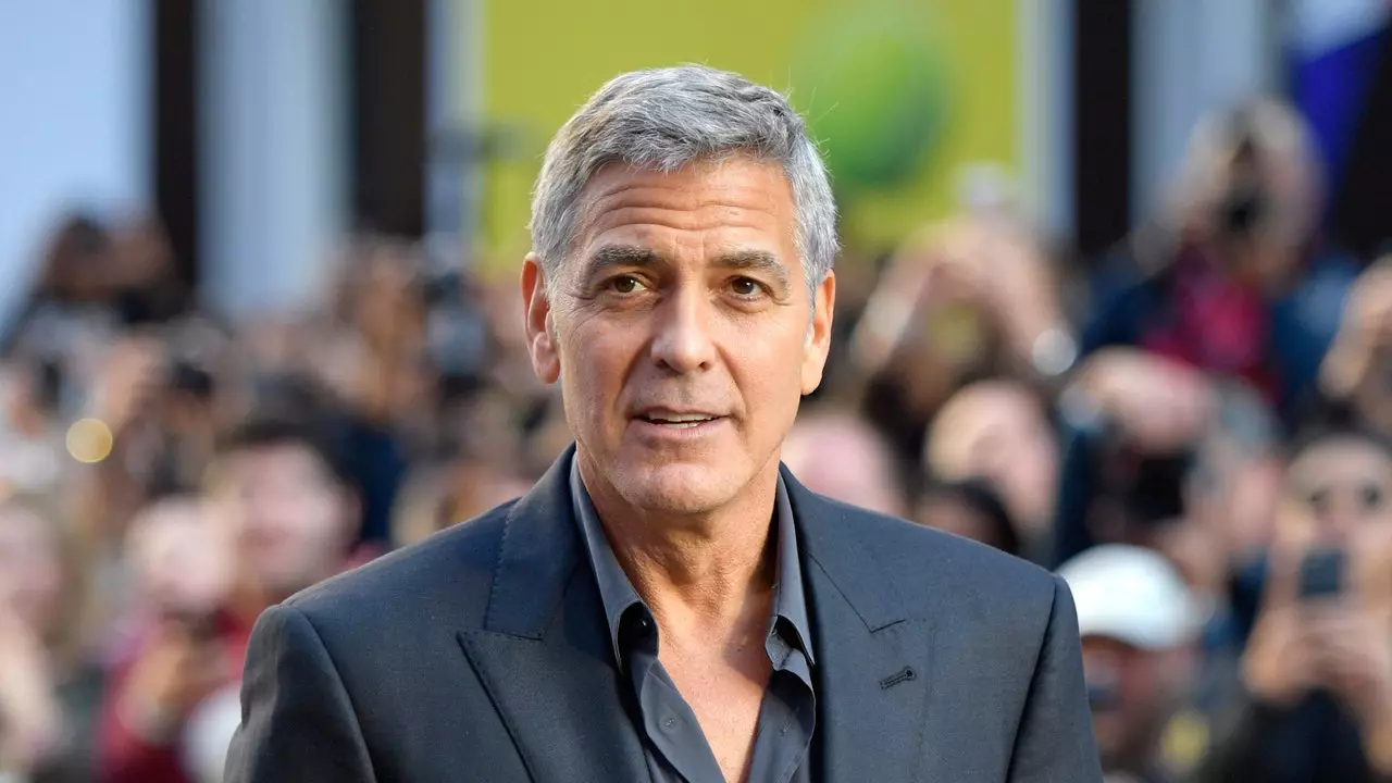 George Clooney, ຜູ້ເຄາະຮ້າຍຈາກອຸປະຕິເຫດຈະລາຈອນທີ່ຫນ້າປະທັບໃຈໃນຂະນະທີ່ກໍາລັງເດີນທາງກັບລົດຈັກຂອງຕົນໃນເກາະ Sardinia