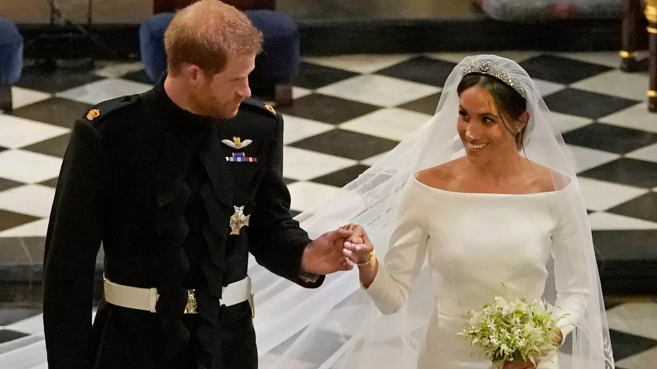 ນີ້ແມ່ນບັດທີ່ Harry ແລະ Meghan ກໍາລັງສົ່ງມາເພື່ອຂອບໃຈຜູ້ທີ່ອວຍພອນໃຫ້ພວກເຂົາແຕ່ງງານທີ່ມີຄວາມສຸກ