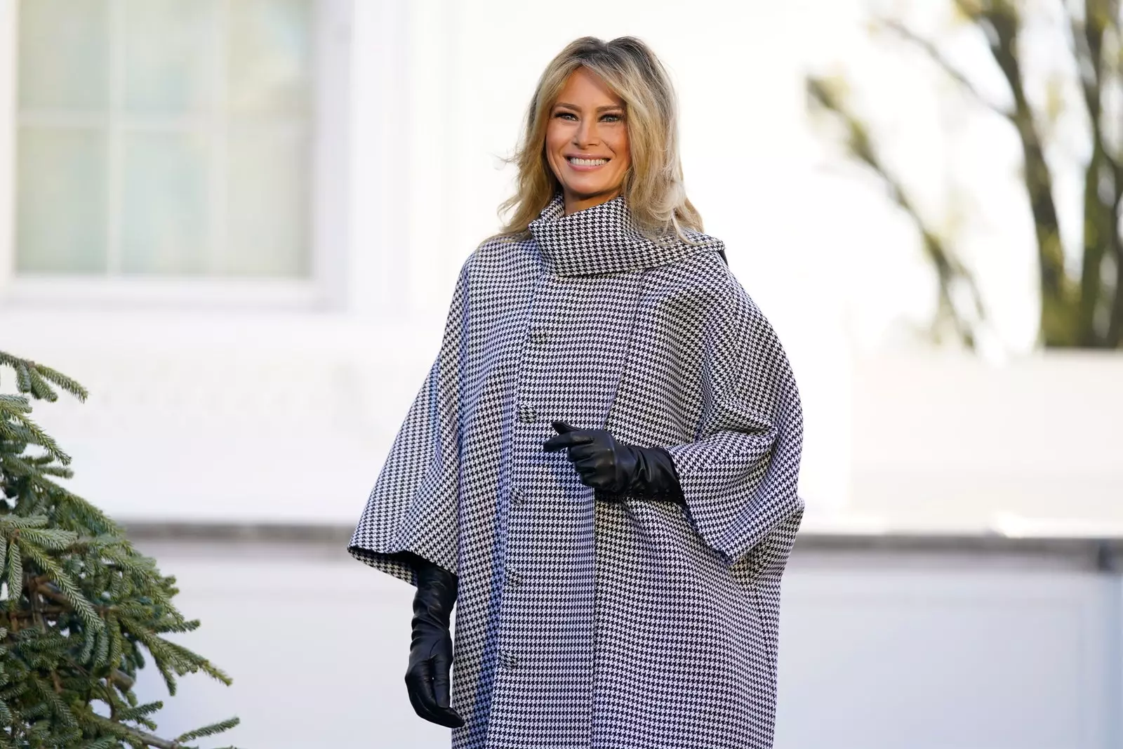 Melania Trump in Balenciaga en sonder 'n masker in haar laaste optrede as presidentsvrou, die koms van die Kersboom van die...