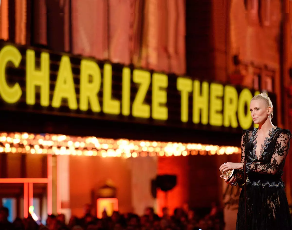 Charlize Theron a mulher que não precisa ser acompanhada de um neon com seu nome para que seu passo seja puro espetáculo.