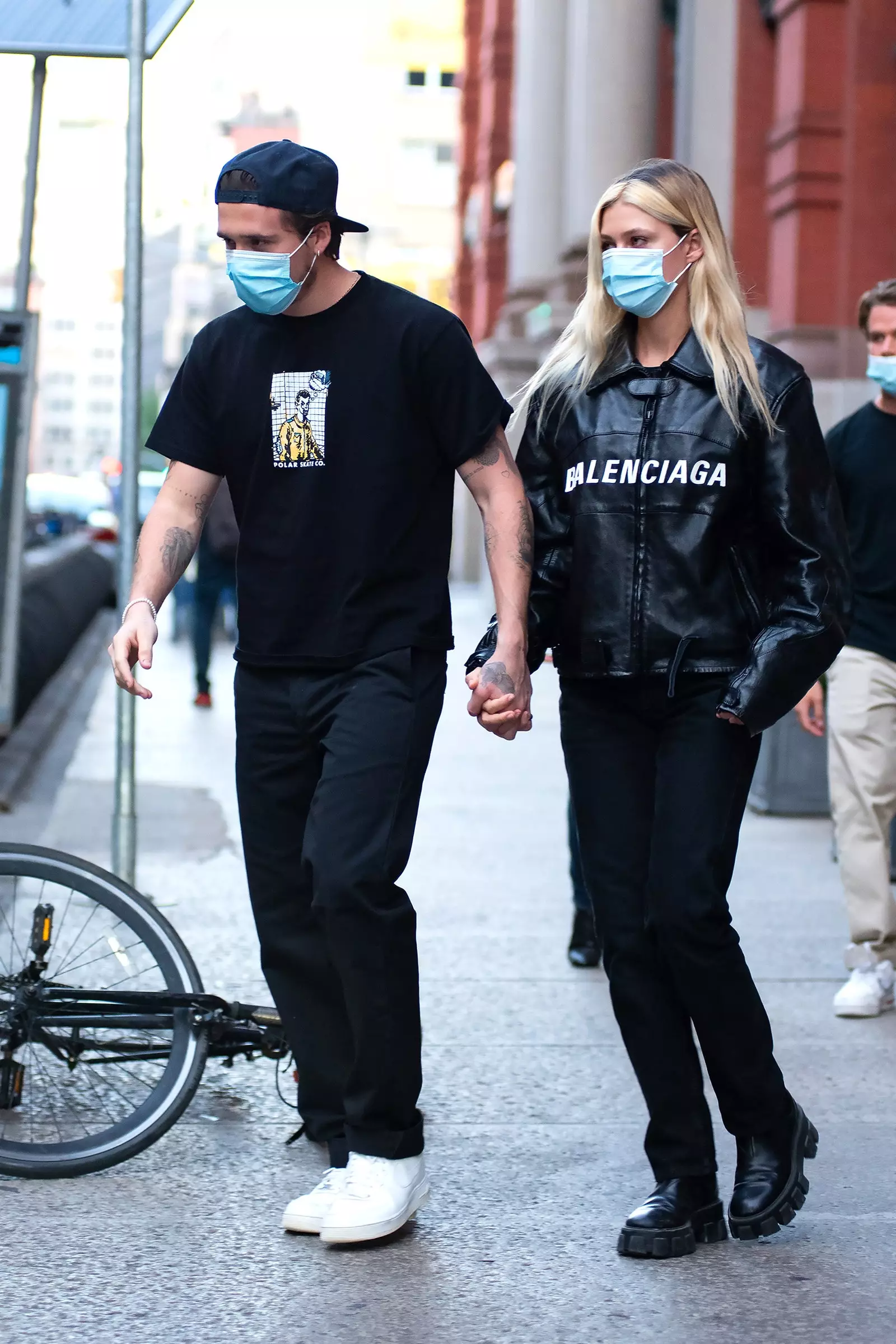 Nicola Peltz og Brooklyn Beckham ganga um götur New York í september 2020.