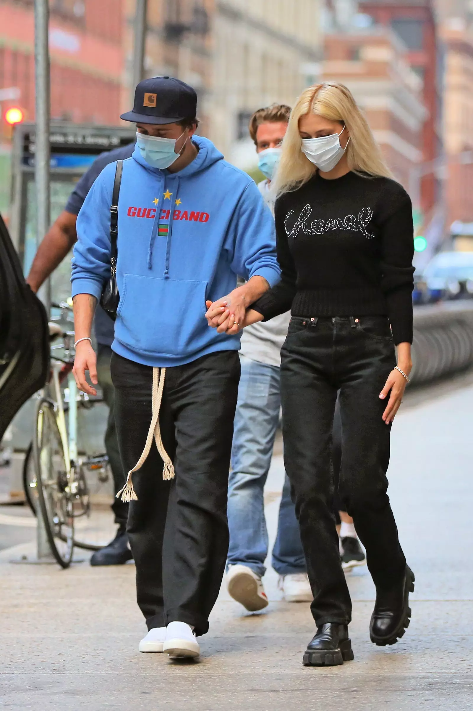 Nicola Peltz e Brooklyn Beckham percorren as rúas de Nova York en setembro de 2020.