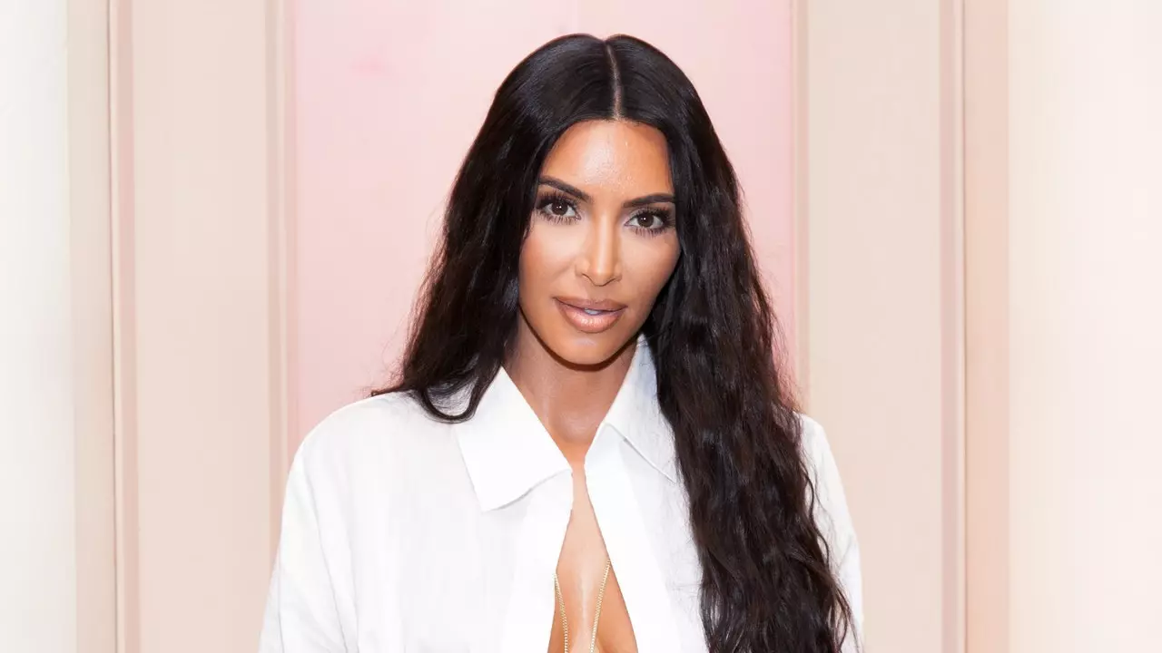 Kim Kardashian ṣe ayẹyẹ Ọjọ Ominira nipa fifiranṣẹ fọto nla ti a ko ṣejade ti o ya ni ọdun 10 sẹhin