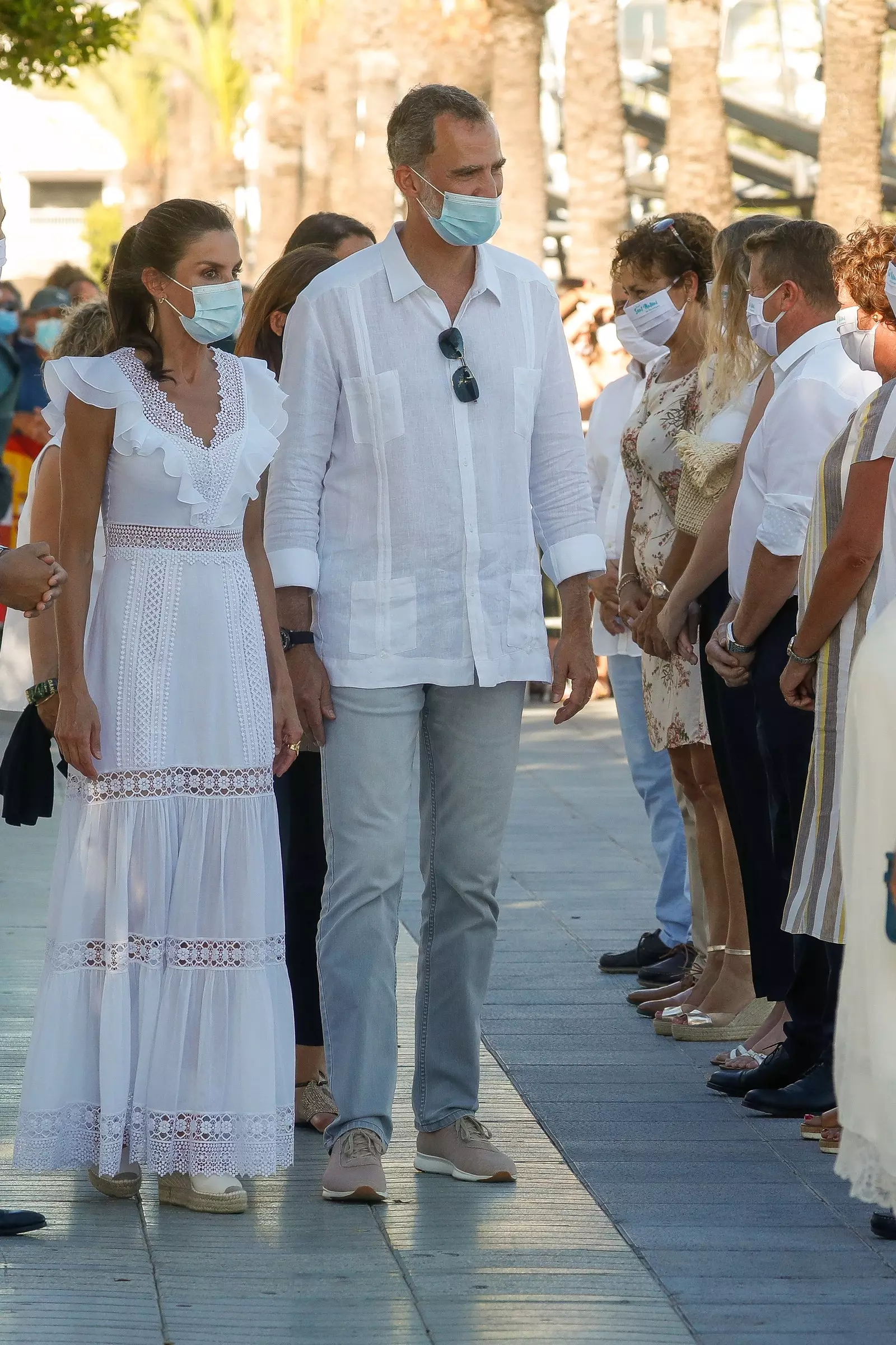 Don Felipe mit Yuccs-Schuhen zusammen mit Doña Letizia auf Ibiza.