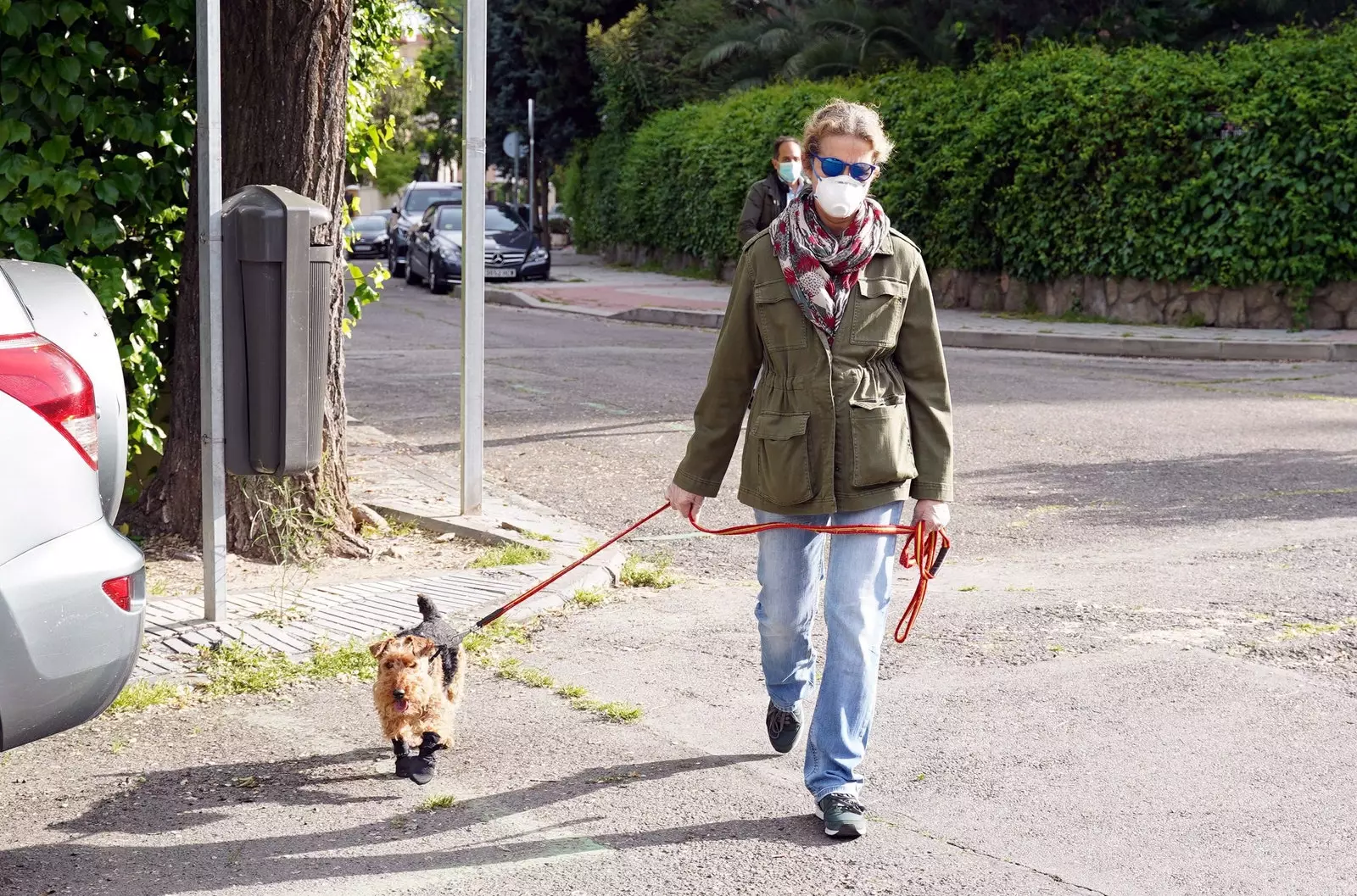 Die Infantin Elena führt ihren Hund mit der Militärjacke aus, die sie sich von Victoria Federica hätte leihen können