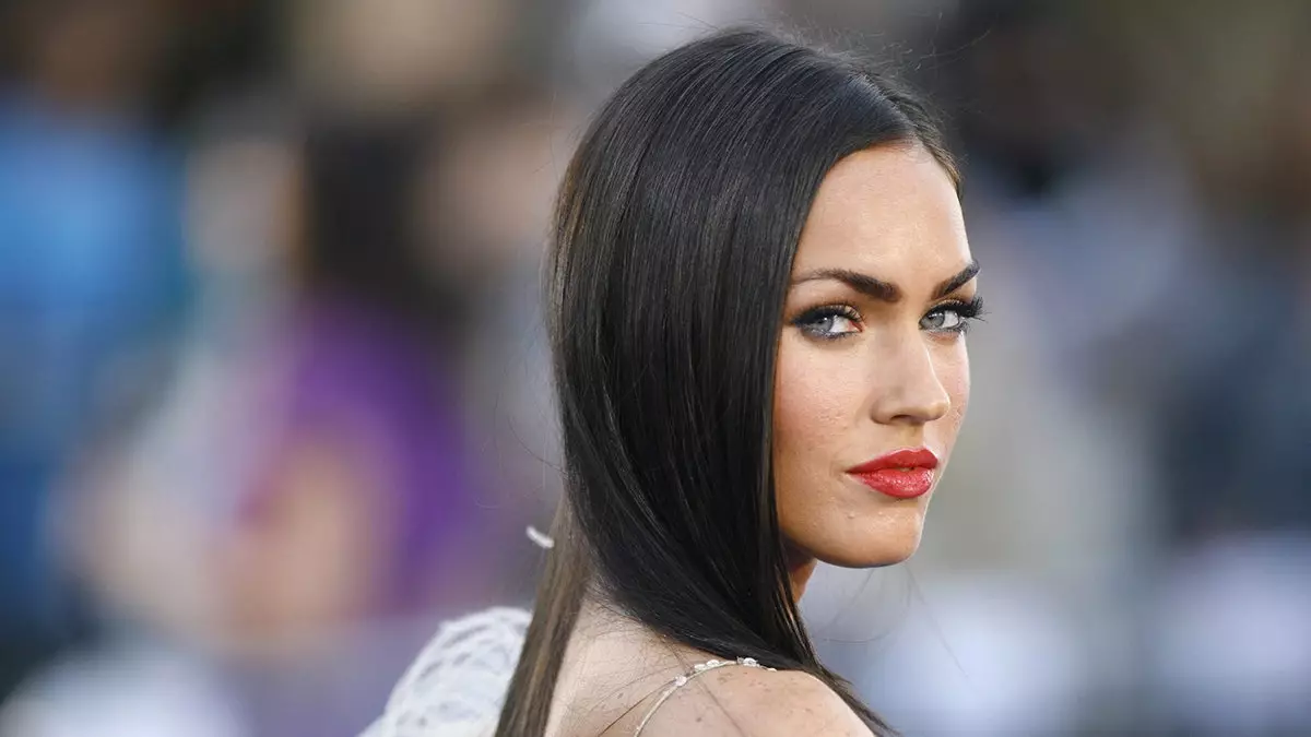 Megan Fox-ek zure seme-alabei sare sozialetan ez irakasteko araua hausten du argazki perfektuarekin