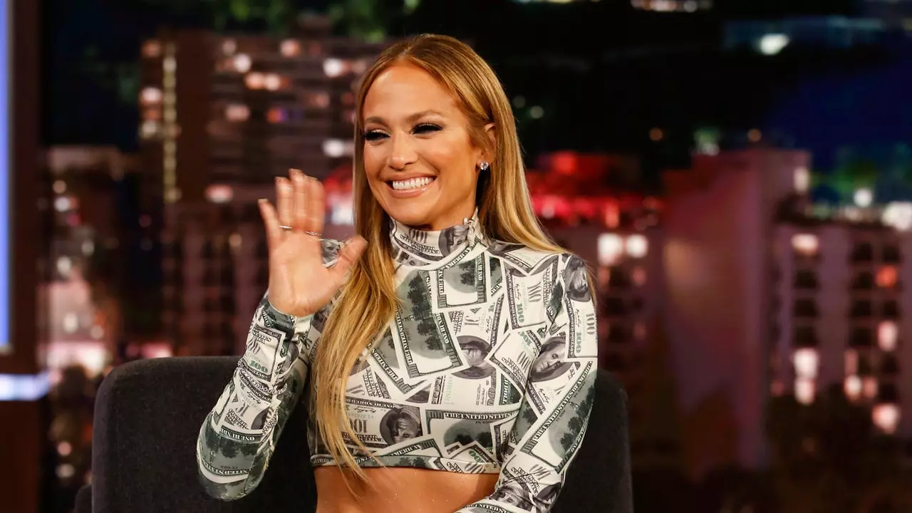 Jennifer Lopez akuwulula kuti mwana wake wamkazi Emme watsala pang'ono kusindikiza buku lake loyamba