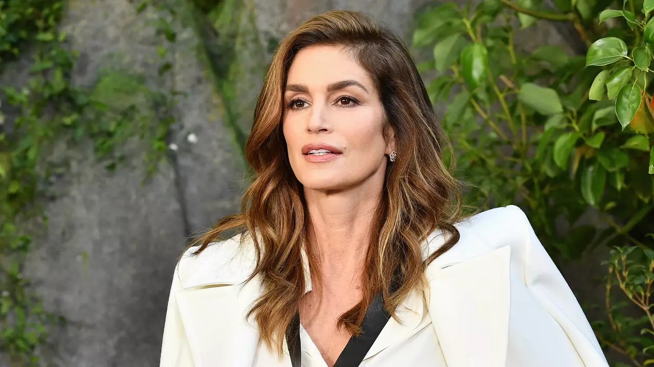 Cindy Crawford 承認她不得不向女兒 Kaia 尋求幫助來處理 Instagram