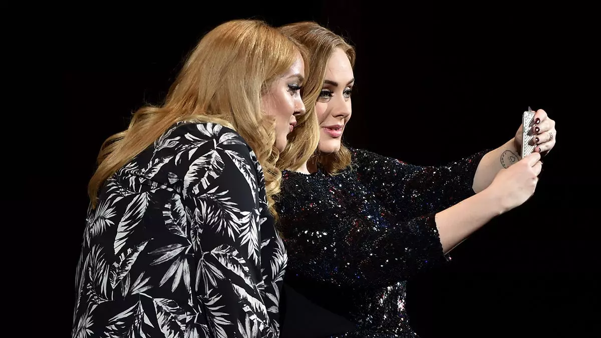 Her tiştê ku Adele di konserên xwe de dike raveyek heye