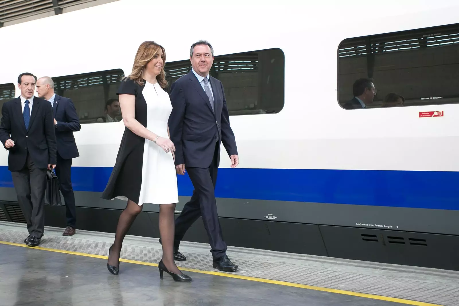 Juan Espadas a Susana Díaz pri príležitosti 25. výročia príchodu AVE do Sevilly v apríli 2017.