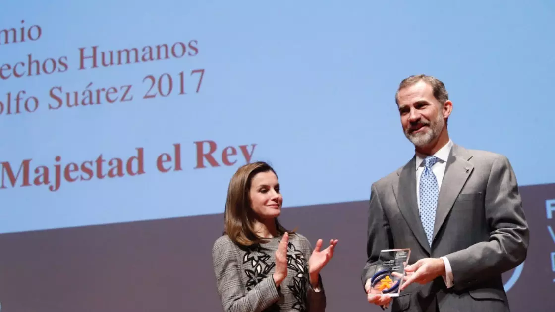 Doña Letizia har följt med kungen till en handling av Foundation for Victims of Terrorism