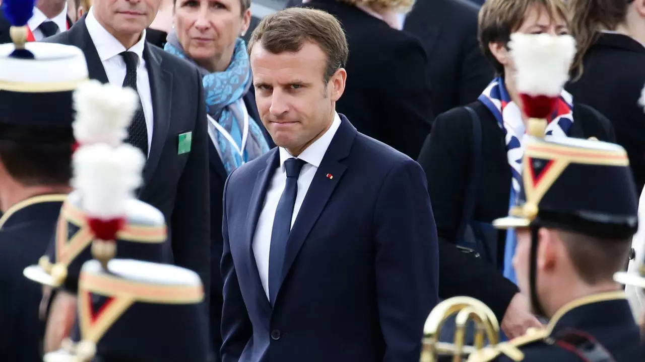 Lo ngumlo wentsholongwane phakathi kuka-Emmanuel Macron kunye nomfundi owambulisa ngesikhalo sika