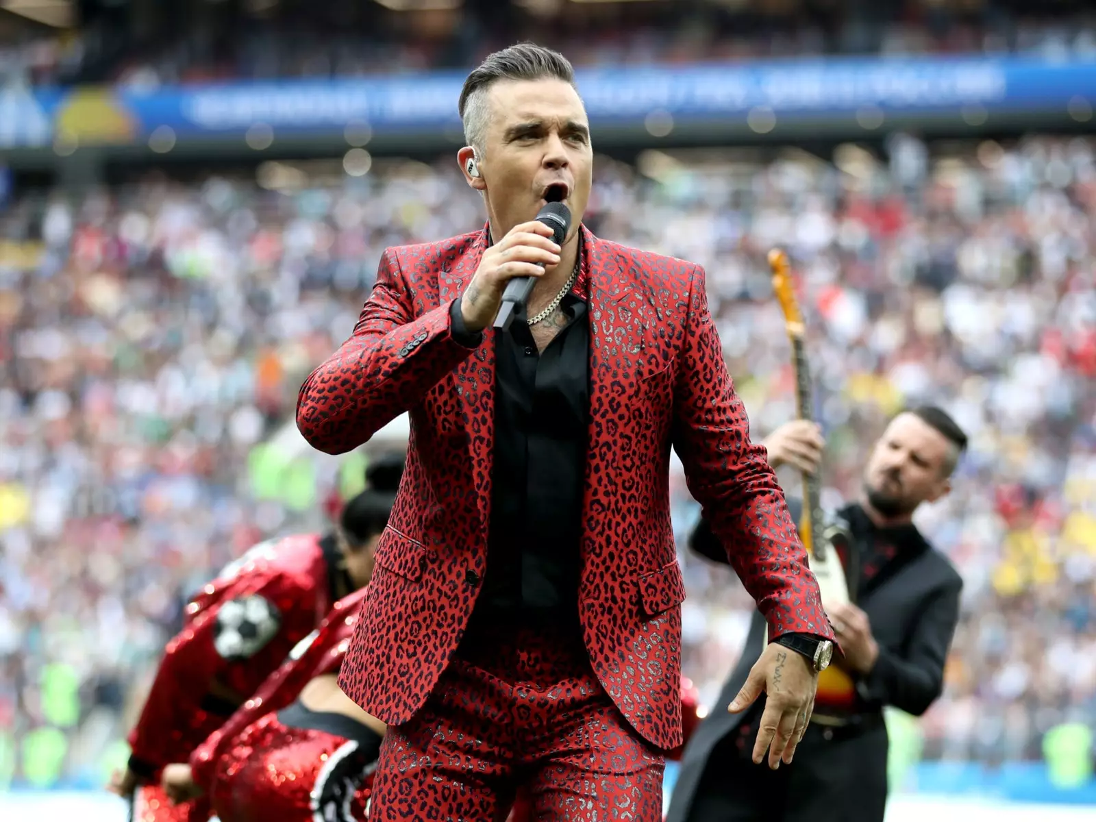 Kodi chisa chotsutsana cha Robbie Williams chinalunjikitsidwa kwa ndani pakutsegulira kwa World Cup ku Russia?