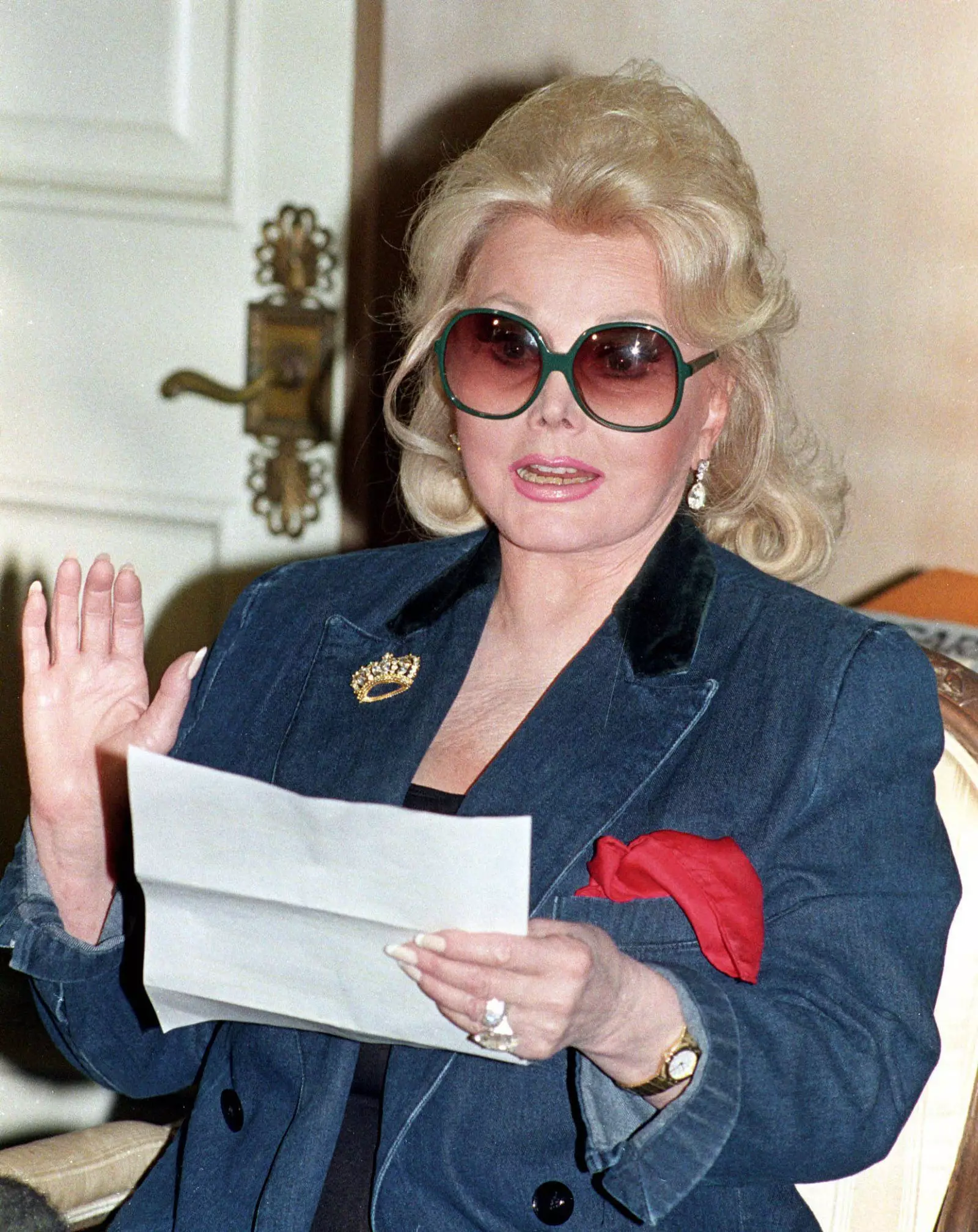 Zsa Zsa liest eine Erklärung in ihrer Villa in Beverly Hills.