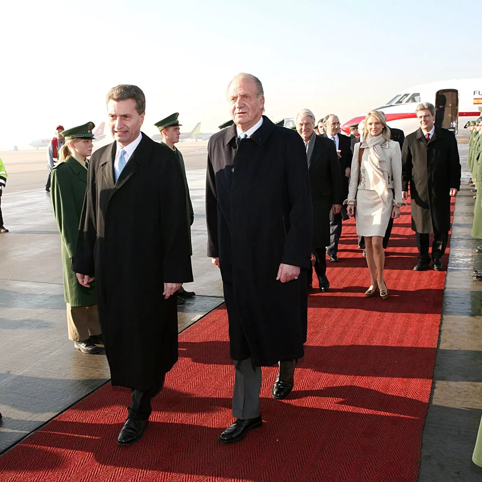 King Juan Carlos I di wêneyek 2006 de bi Corinna zu SaynWittgenstein li pişt.