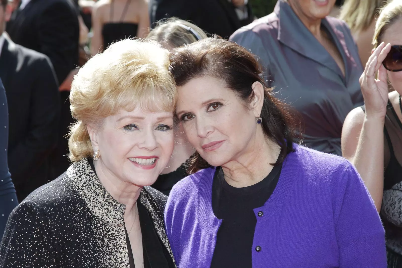 Debbie Reynolds com sua filha Carrie Fisher no Daytime Emmys 2011.