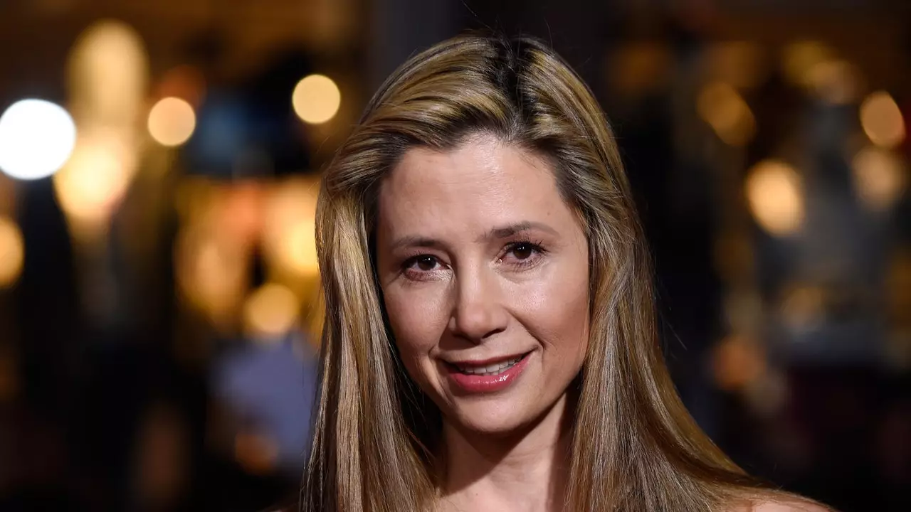 Mira Sorvino gabung dina kritik ngalawan Woody Allen