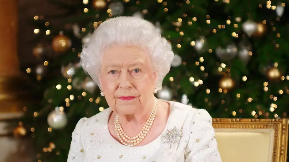 Elizabeth II ainda não removeu as luzes de Natal