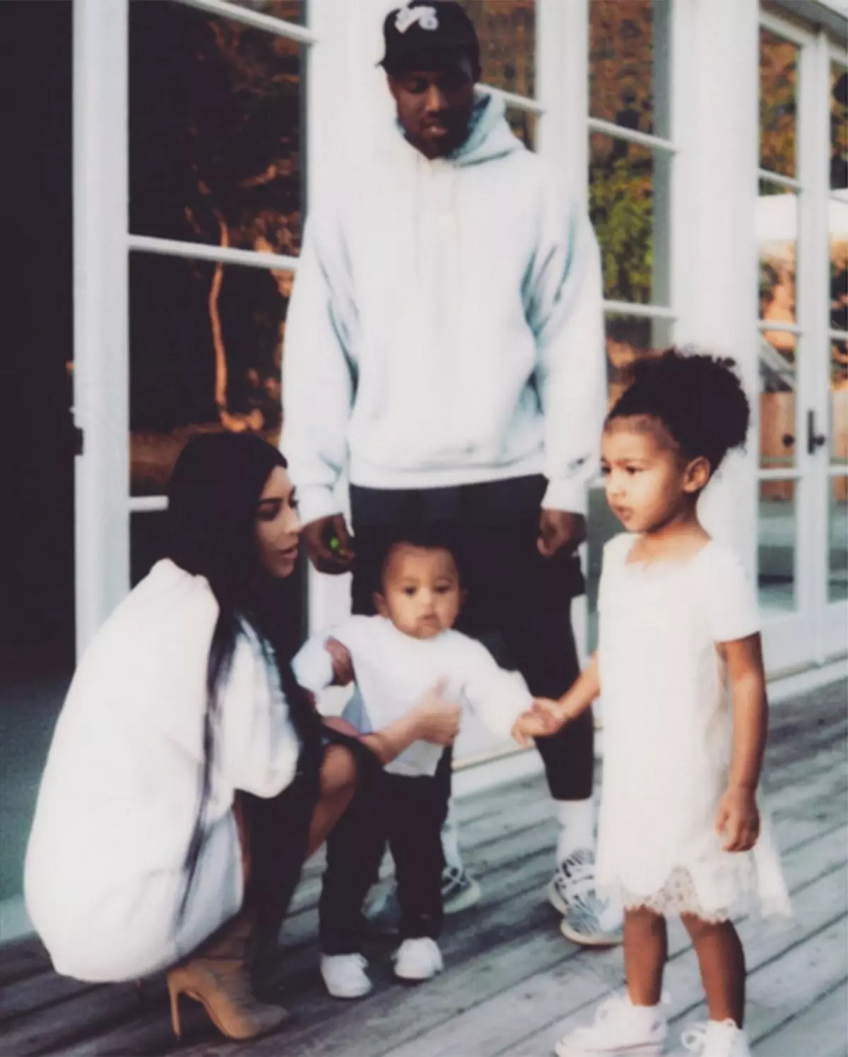 Kim Kardashian na svoji zadnji fotografiji na Instagramu pozira z družino.