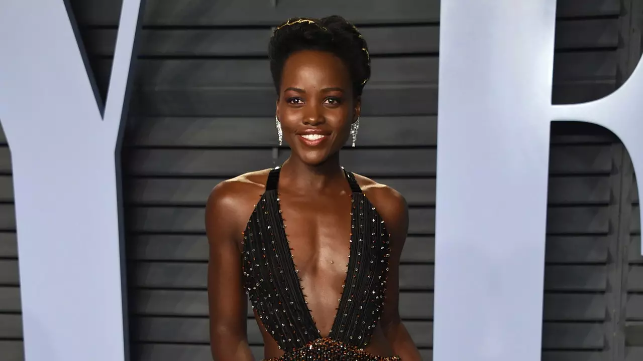 Lupita Nyong'o عورتن جي شاگردن جي حق جو دفاع ڪري ٿو جڏهن اهي ڪلاس ۾ ويندا آهن ميڪ اپ پائڻ