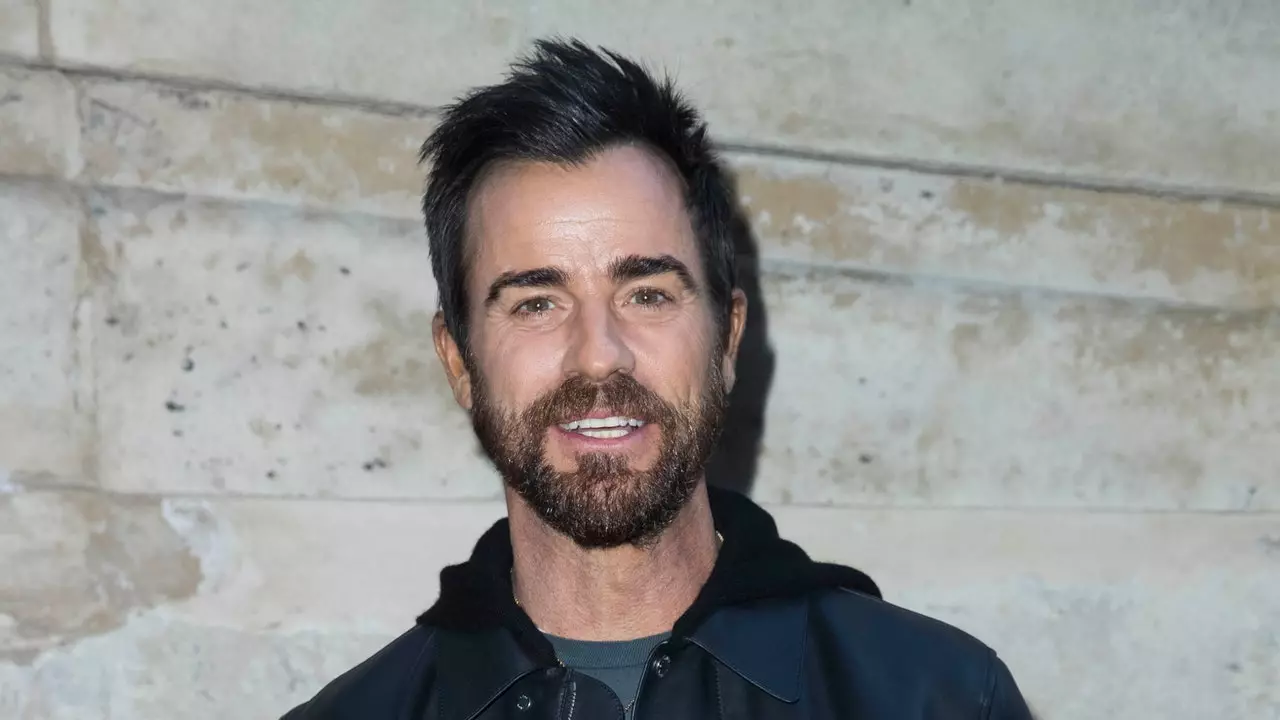 Justin Theroux diyar dike ku çima li ser pişta wî mişk û kevokek mezin tattoo kiriye