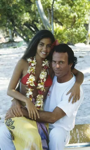 Julio Iglesias e uno dei suoi soci, il modello Vaitiare nel 1982.