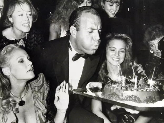 Julio Iglesias op de verjaardag van Ursula Andress.