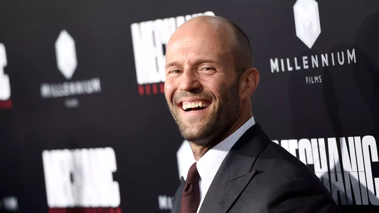 Jason Statham publike pardonpetas por kelkaj homofobaj insultoj kiujn li ne memoras diri