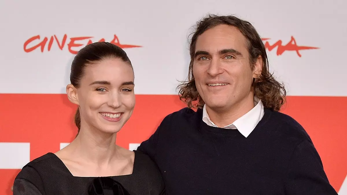 Rooney Mara ve Joaquin Phoenix Hollywood'un yeni harika çifti mi?