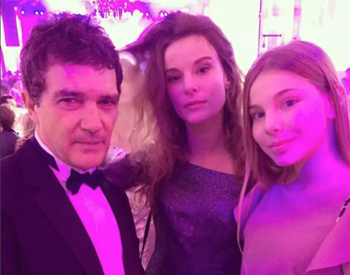 Baglanyşykdan soň baýramçylyk wagtynda Antonio Banderas.