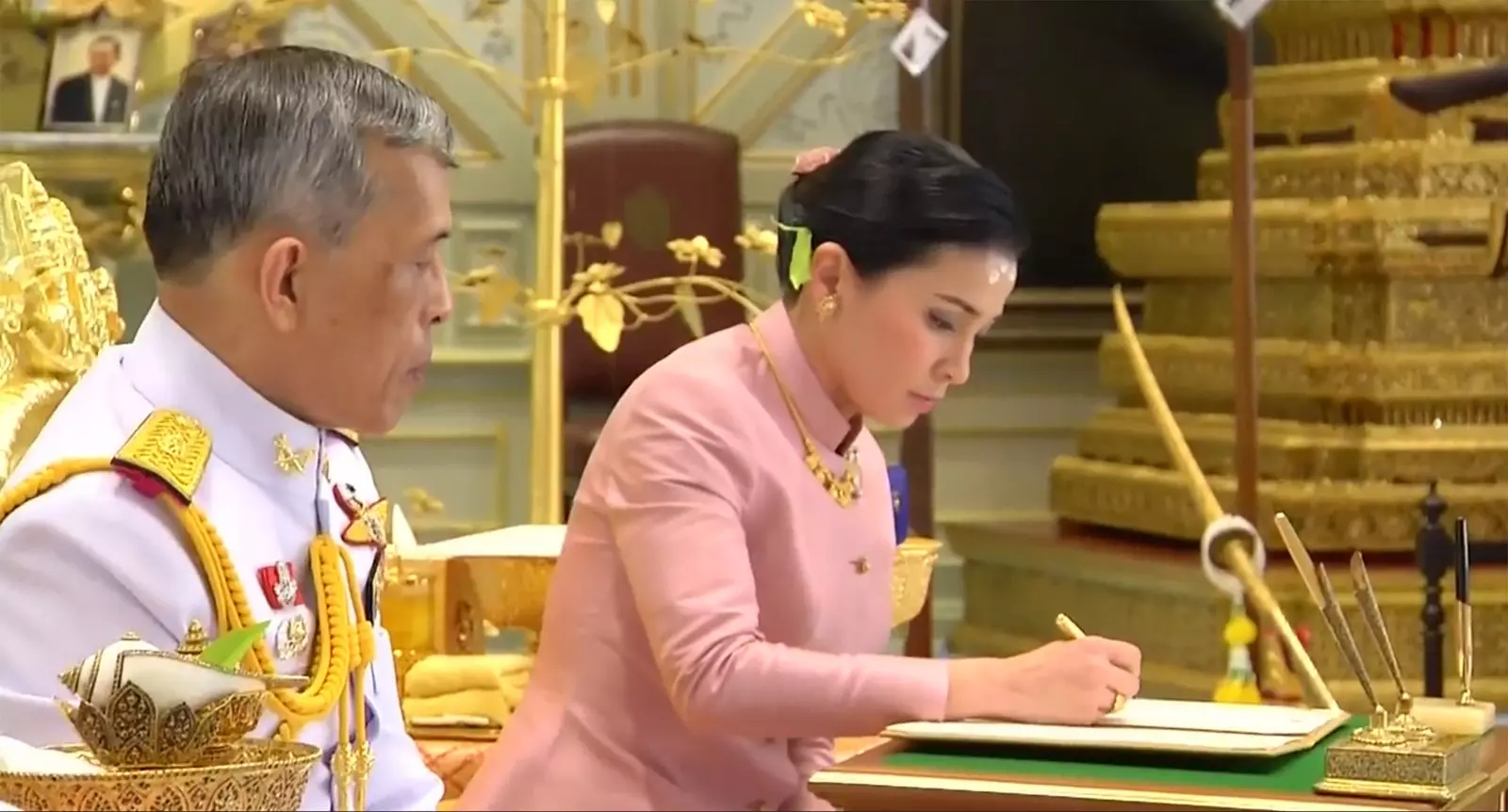 X. Rama király és felesége, Suthida Vajiralongkorn na Ayudhya a szertartás idején.