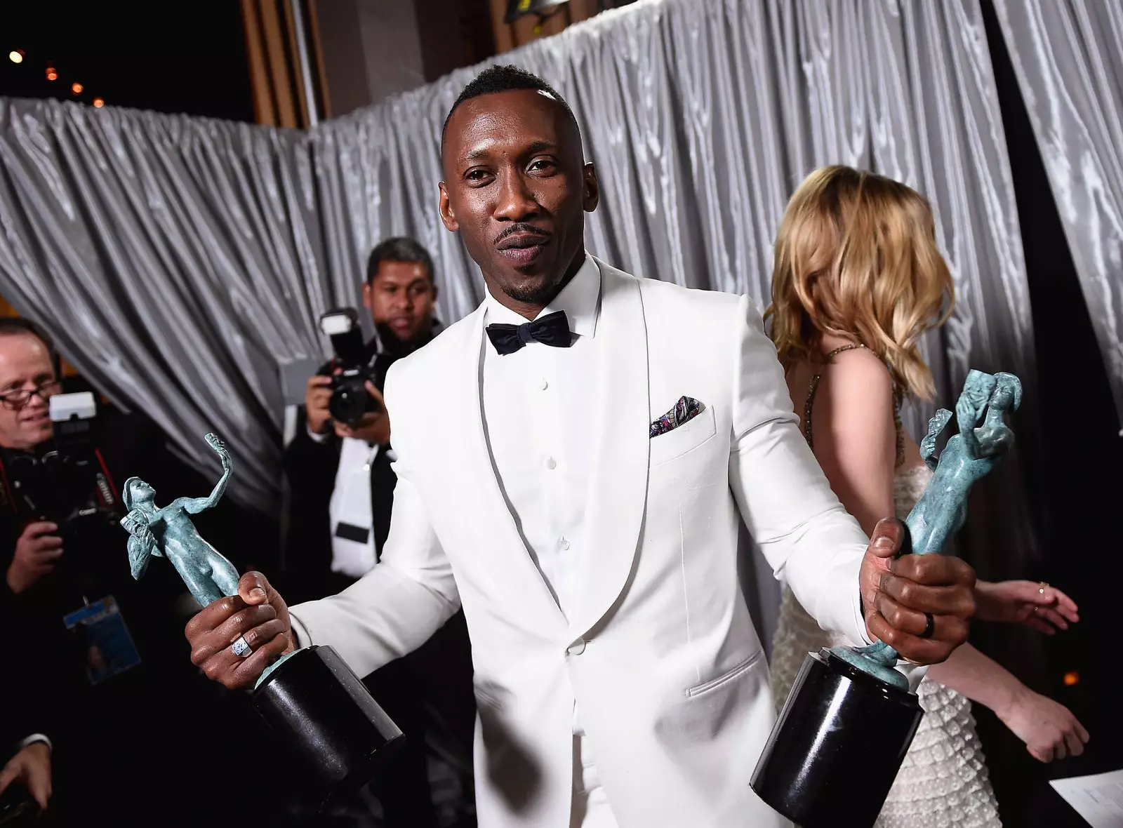 Mahershala Ali cos premios que gañou por 'Moonlinght' e 'Hidden Figures.