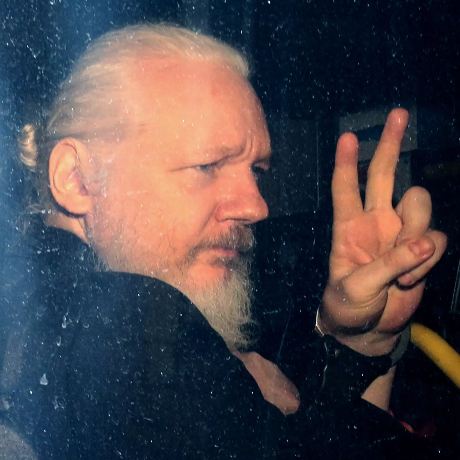 Julian Assange eftir að hafa verið handtekinn í London í dag.
