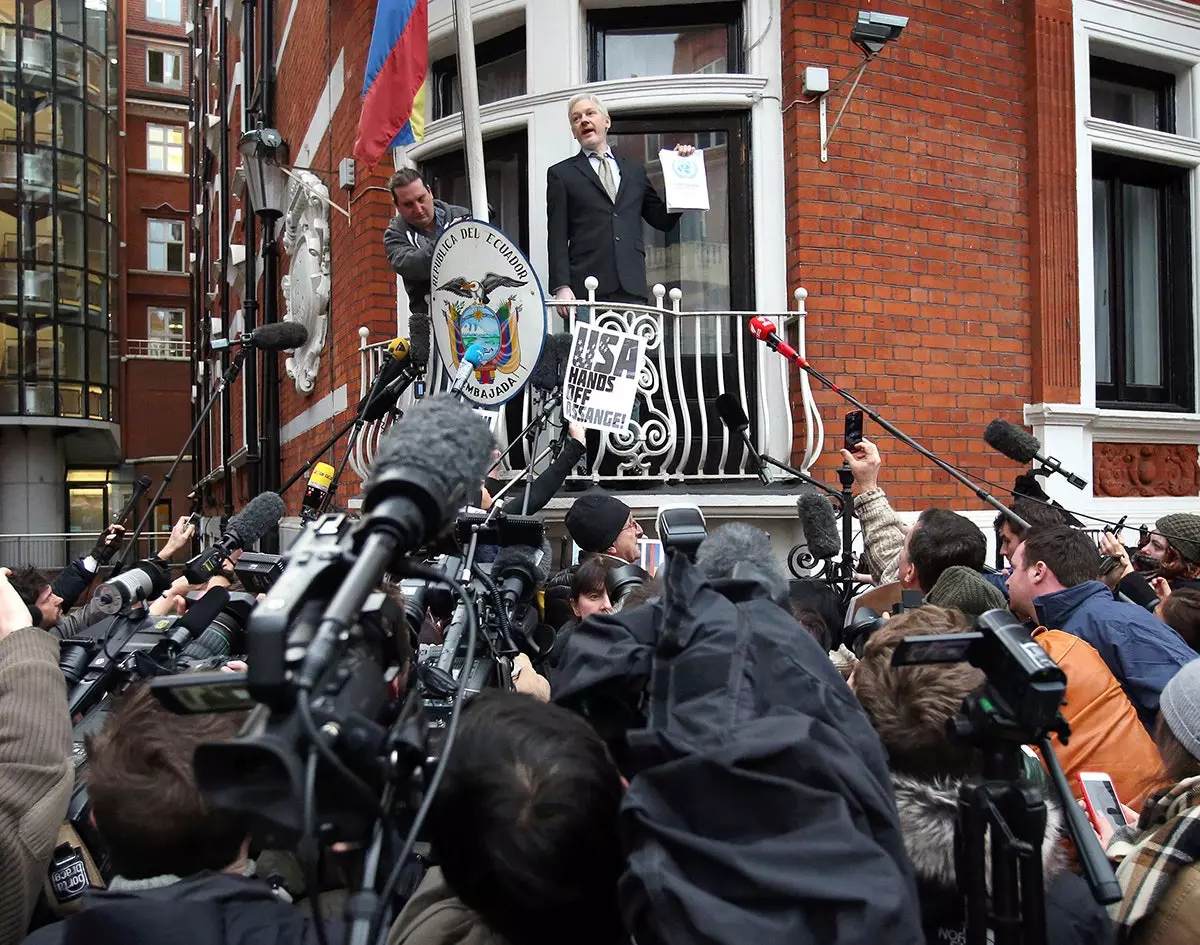 Julian Assange ræðir við fjölmiðla af svölum sendiráðs Ekvador í London.