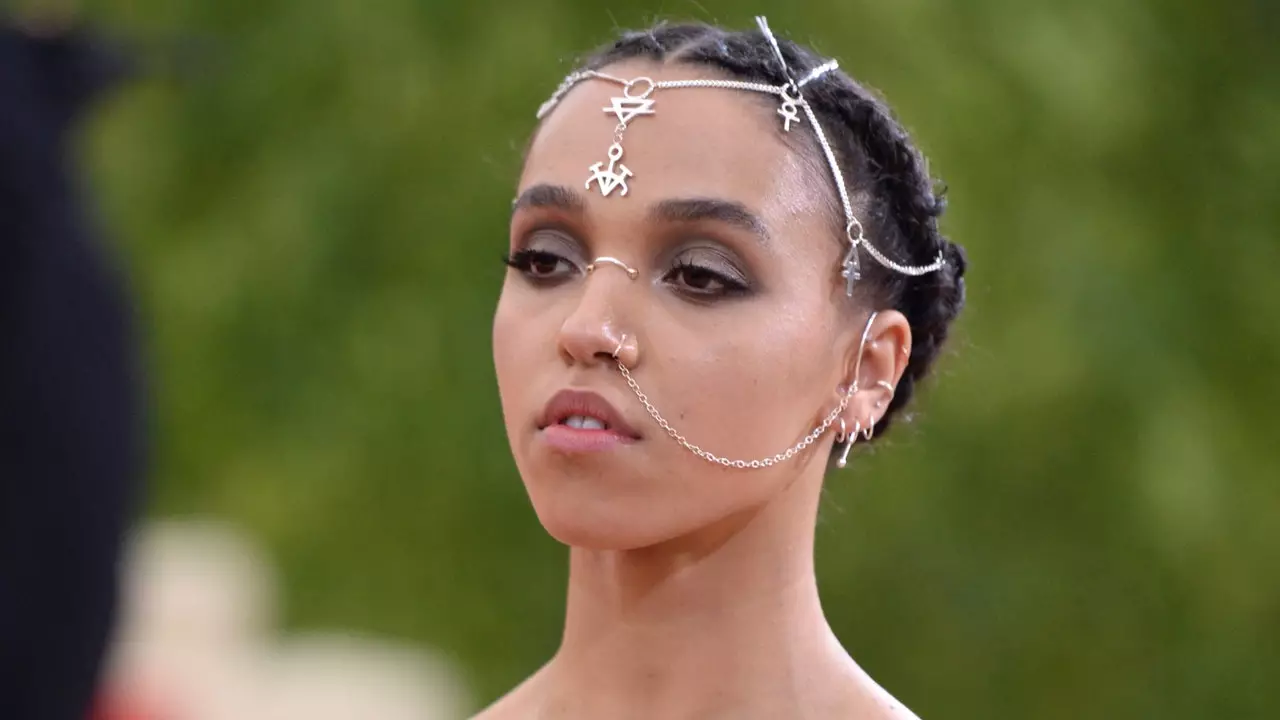 I-FKA Twigs iveza ukuthi kudingeke ukuthi bakhiphe izimila eziyisithupha