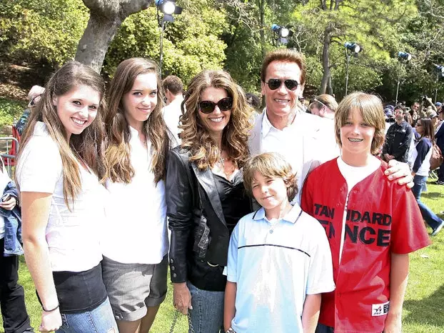 Arnold con la sua ex moglie Maria Shriver e i loro quattro figli legittimi Katherine Christina Christopher e Patrick.