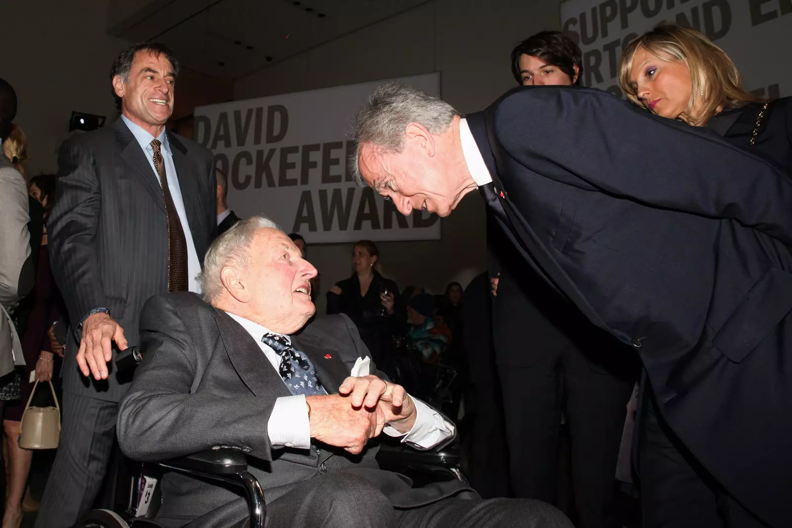 David Rockefeller rozmawiający z Bernardem Arnaultem podczas ceremonii wręczenia nagród Rockefellera w 2014 roku.